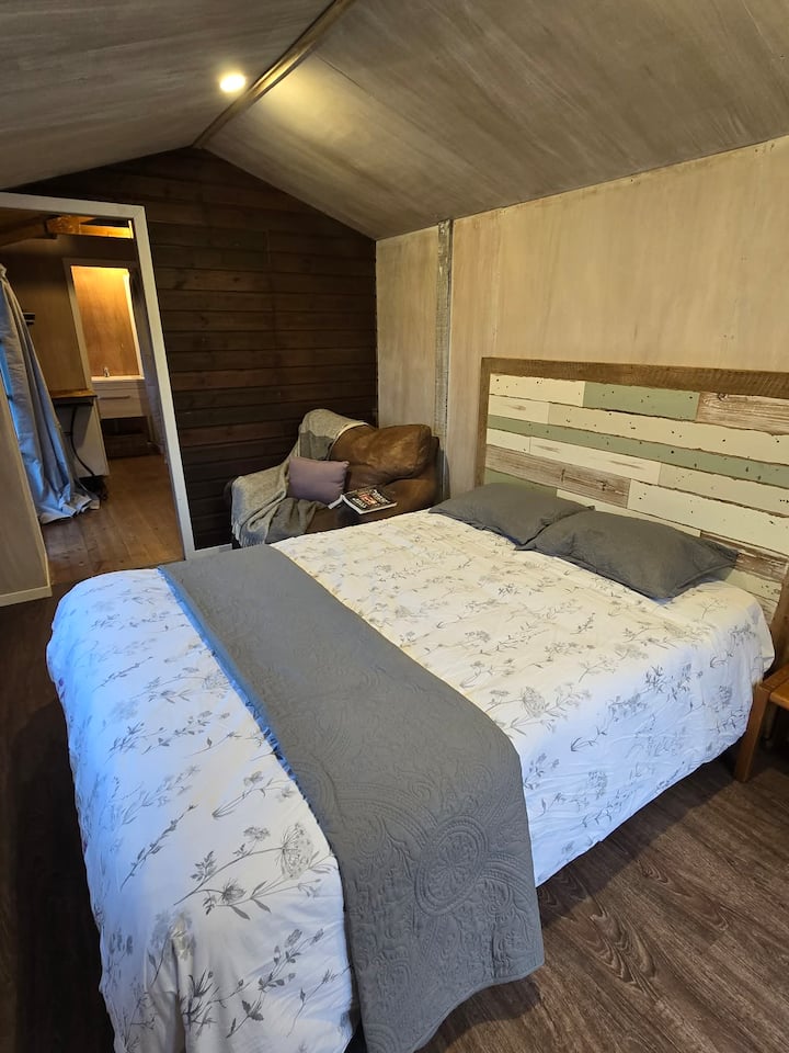 No. 2# Itty Bitty Chalet In Raglan. - Raglan