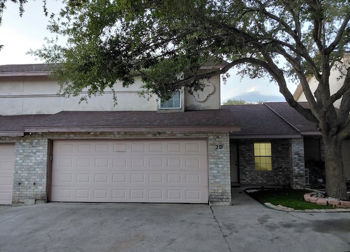 Cozy 3 Bedroom Townhome (Great Location) - Laredo, TX