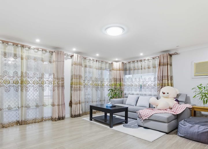 Spacious 4br Home Near Sefton Station - Accor Stadium