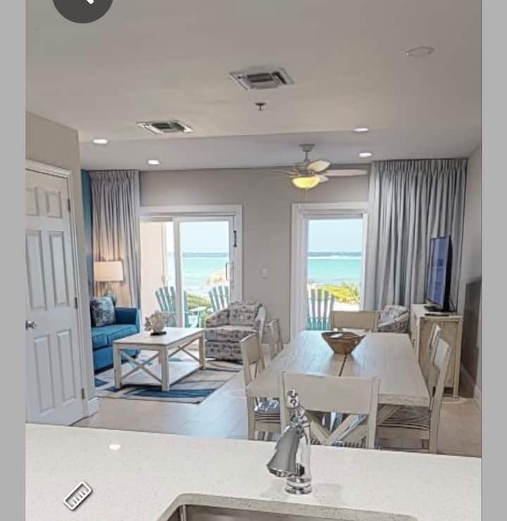 Morritts 2 Bedroom Condo -Renovated Wembley Bldg - ケイマン諸島