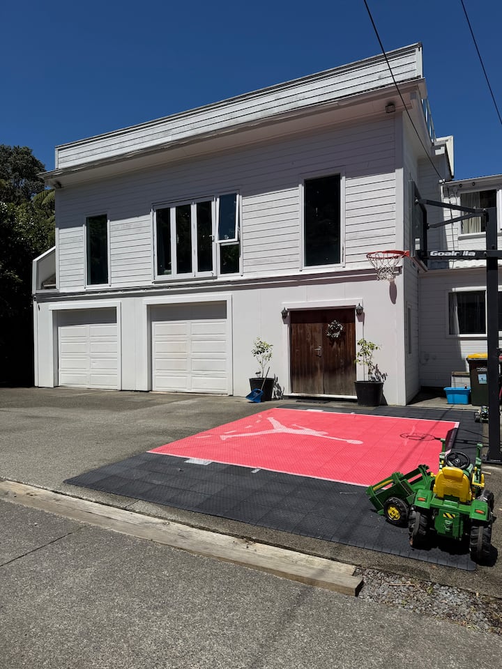 Lowry Bay Coastal Retreat | Sea Views + Pets - Lower Hutt