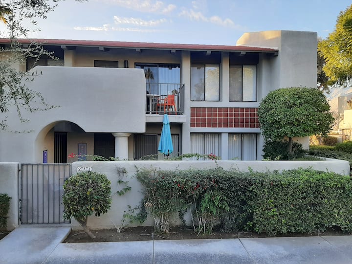 Central And Comfortable Minimalism - Palm Springs, CA