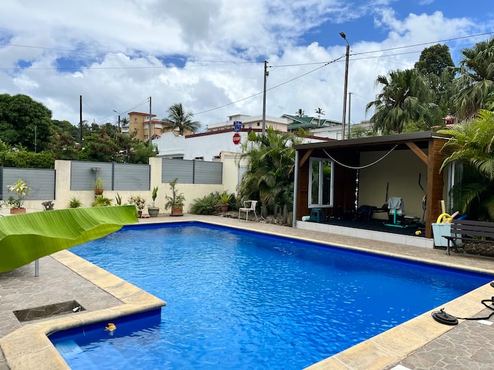 Location F1 Avec Grande Piscine Et Jardin - Nouméa