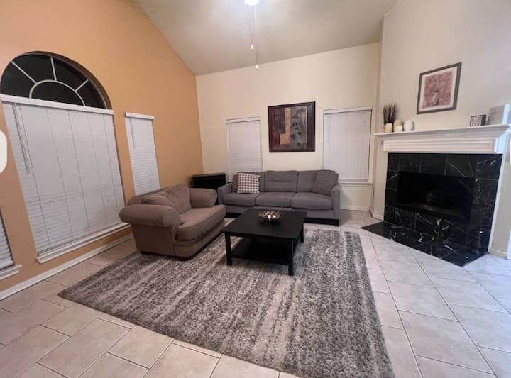Charming Duplex Near Rice University - Houston, TX