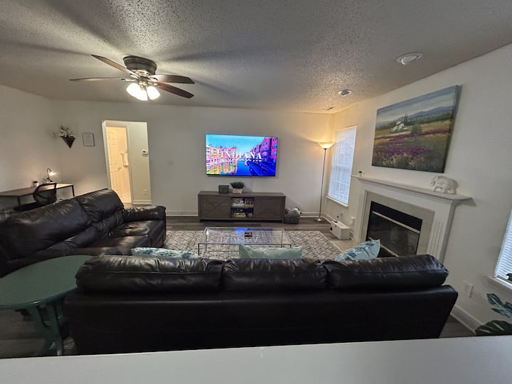 Quiet Stay W Workspace, Fast Wi-fi & Parking - Fishers, IN