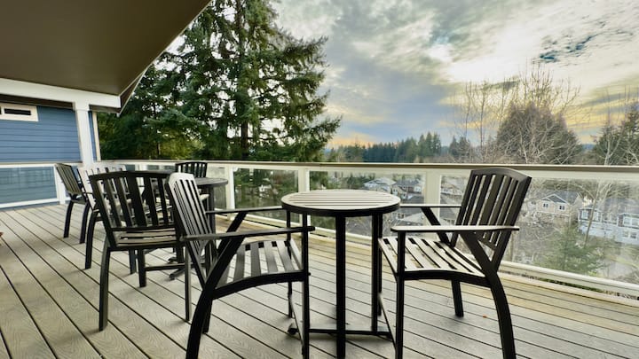 Luxury Work-from-home Retreat With View Deck - Olympia, WA