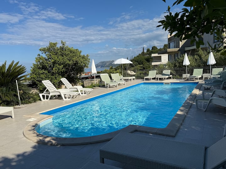 Private Top Floor Room 4b & Swimming Pool - Cavtat