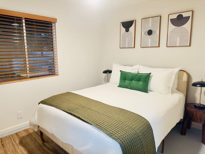 Sage Queen Suite W Full Kitchen - Desert Hot Springs, CA