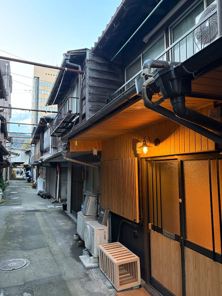 昭和レトロな名山堀の路地裏、迷い込むようにたどり着く長屋の宿です。 - Kagoshima