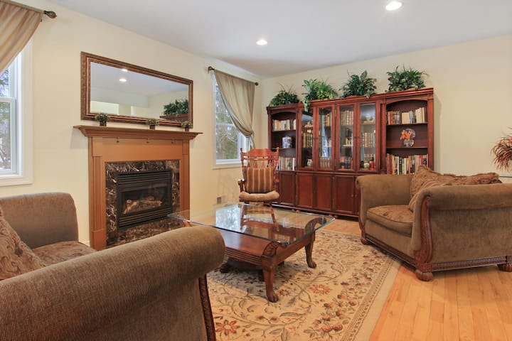 Elegant 4br Retreat Near Buttermilk Falls & Ithaca - Ithaca, NY