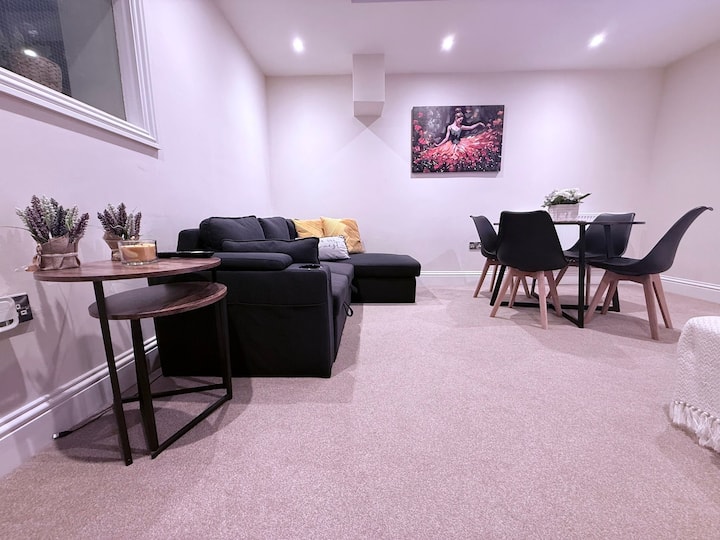 Two Bedroom, Close Town, Hospital. Long Booking - Eastbourne