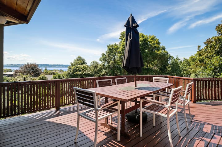 Aquarius Home With Vintage Aesthetic And Lakeview - Rotorua