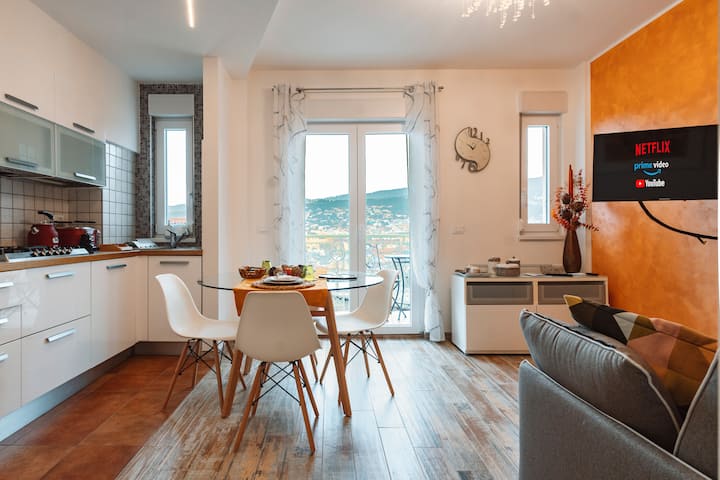 [San Giusto] Elegante Bilocale Con Balcone E Vista - Trieste