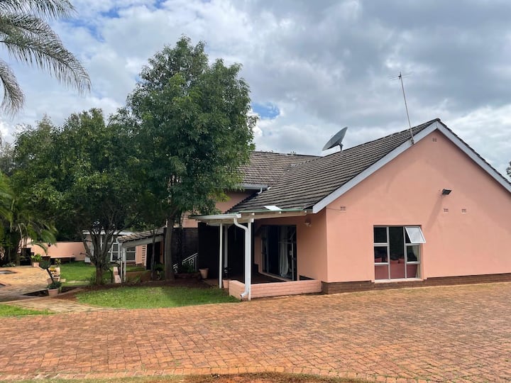 2 Min To Chisipite Shops And 10 Min To Borrowdale - Zimbabwe