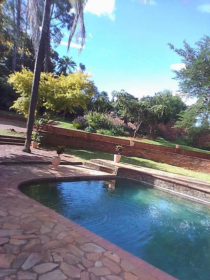 2 Min To Chisipite Shops And 10 Min To Borrowdale - Harare