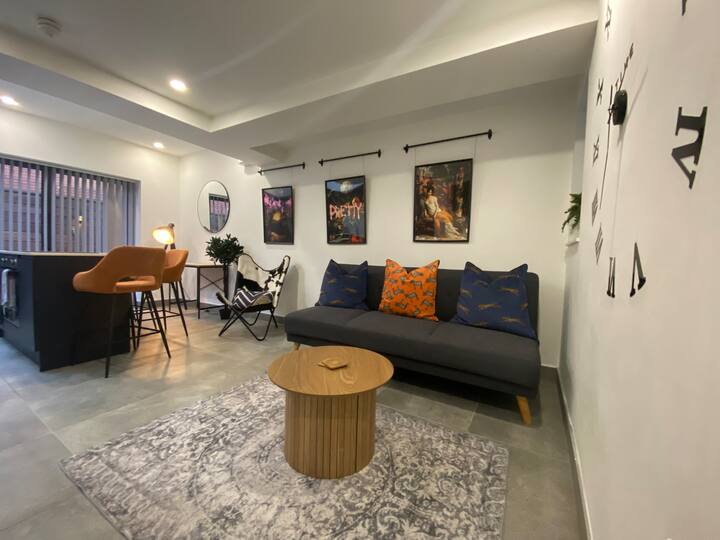5 Bedrooms Sleeps 10 - Two Apartments One Building - Cardiff