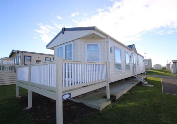 Modern Seaside Holiday Home With Balcony Sleeps 6 - Isle of Sheppey