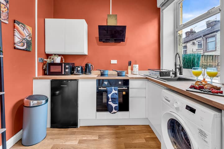 Modern | Sleeps 3 | J10 M65 Manchester 30 Mins - Burnley