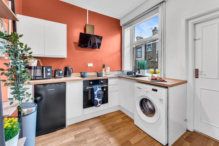 Modern Home Sleeps 3 | J10 M65 | Nelson/burnley - Burnley