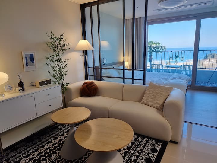 New[라이트하우스]
누구에게나 그리움과 추억을 남기고 싶은 공간/오션뷰.일출/1.5룸 - Sokcho-si