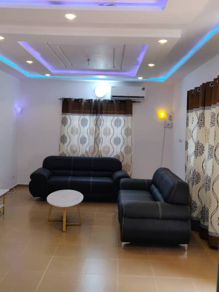 Maison Grande Court Unique Meublée Avec Wifi - Lomé