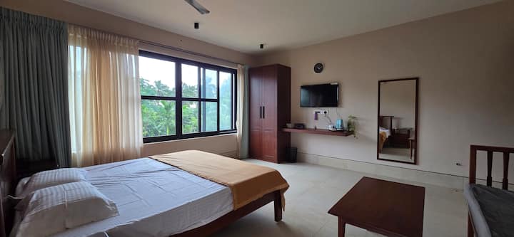 Serene Stay With The Mountain View - Courtallam