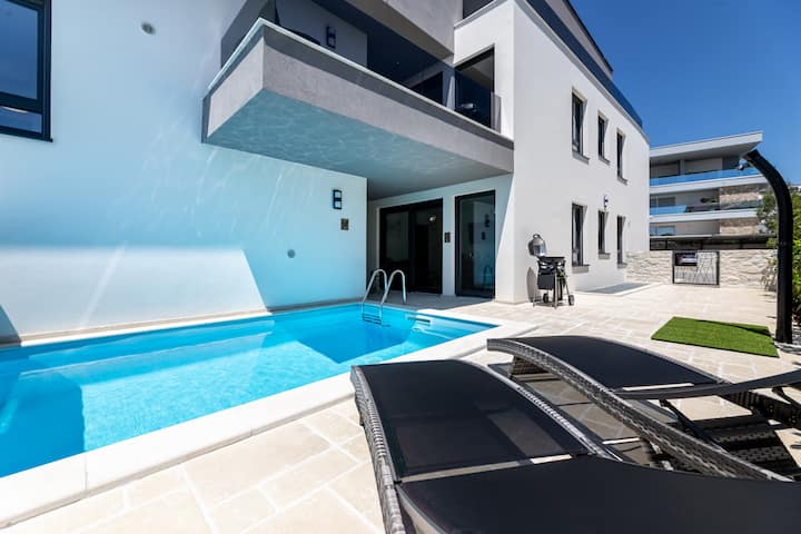 Apartman S Pogledom Na Bazen - Krk