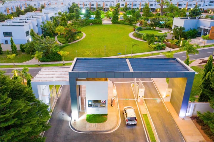 Chic 2br Townhouse With Mountain View - Ghana