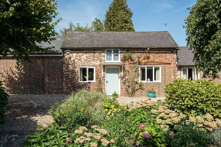 Spacious South Downs Cottage · Hot Tub & Sauna - Chichester