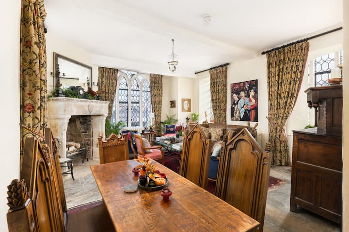 Historic East Gate Tower, Central Warwick - Warwick