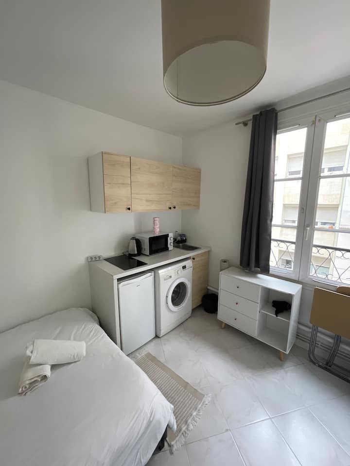 Near Metro Small Private Studio, Accor Arena - Paris
