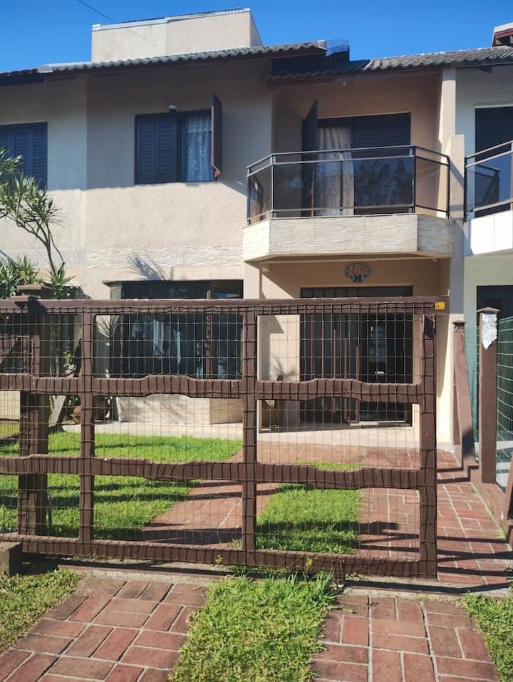 Sobrado Para Aluguel  Diaria Ou Anual - Tramandaí