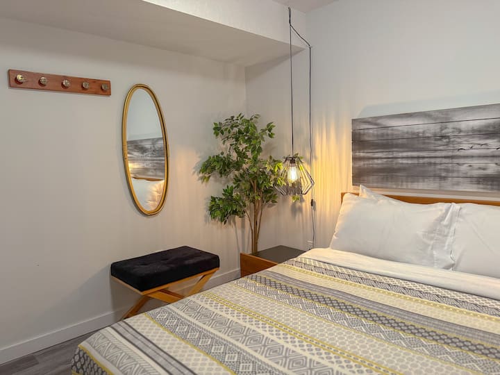Prime Whyte Ave Near Farmers Market + Free Parking - Edmonton