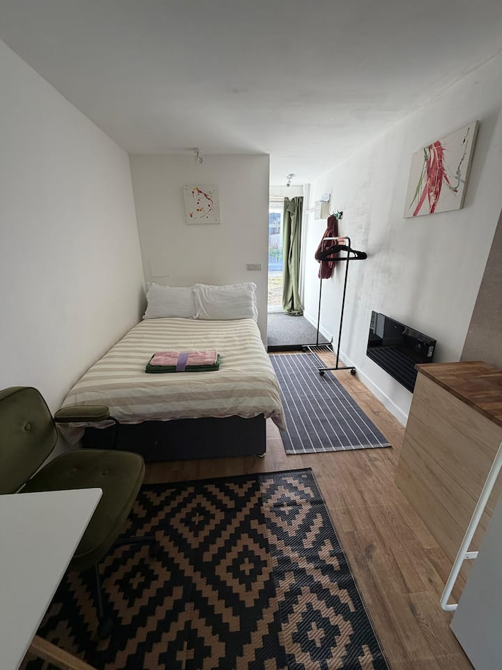 Studio 2 - Tiny Filton Apt + Parking - Bristol