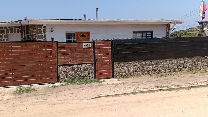 Casa Con Estacionamiento A Pasos De La Playa - Algarrobo