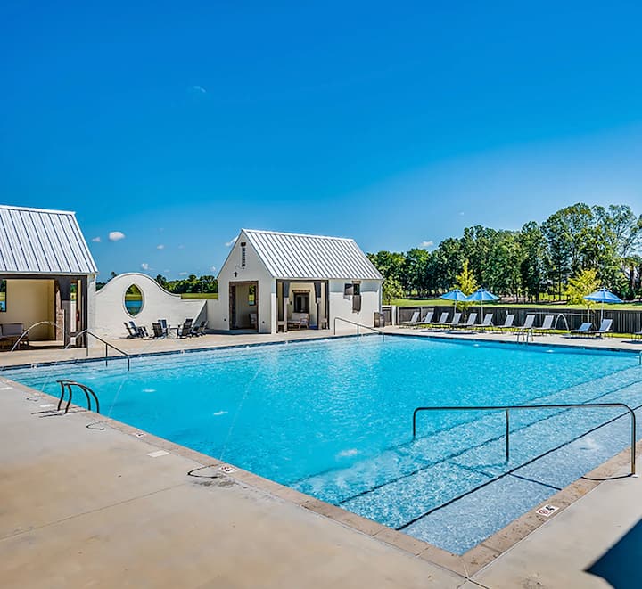 Relaxed 2-bed/2-bath Townhome In Vibrant Hampstead - Montgomery