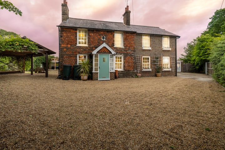 East Sussex Manor | Parking | Sleeps 12 | Hot Tub - Seaford