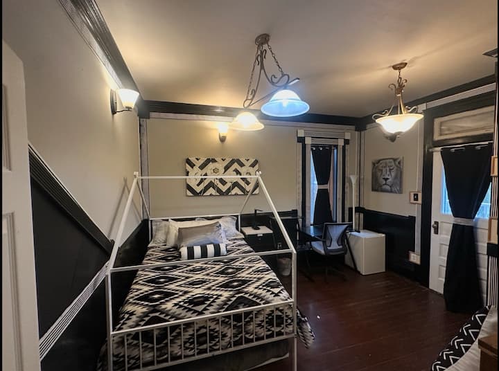 The Leo Room Downtown - Charleston, WV