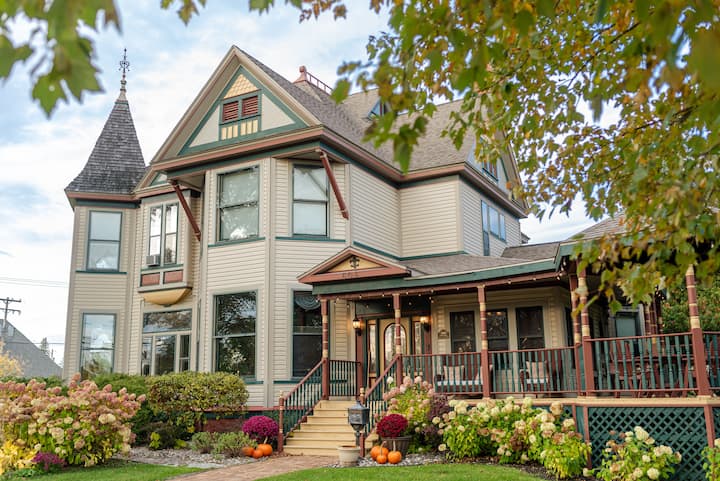 The Ausable Room - Grayling, MI