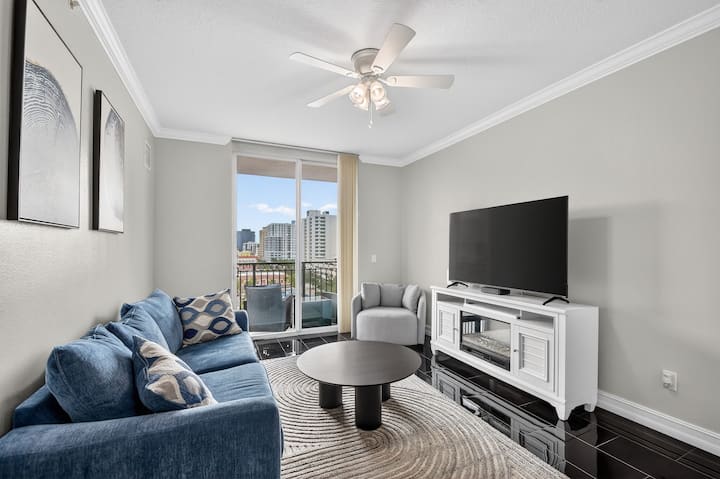 Top-floor Downtown Wpb Condo | Balcony, Pool, Gym - West Palm Beach, FL