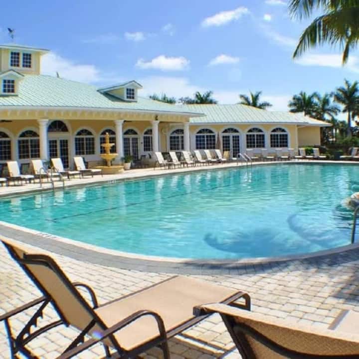 4 Br Oasis! Pool/spa/pickleball & Walk To It All! - Fort Myers