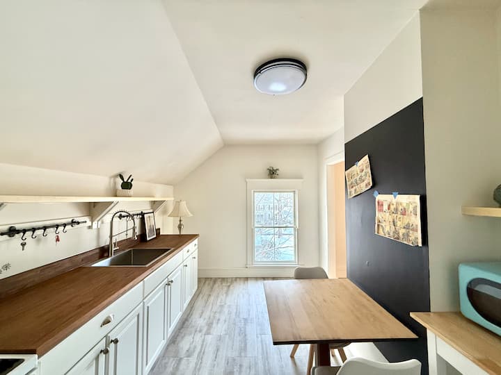 Little Downtown Apt With Beautiful Window View - Brunswick, ME