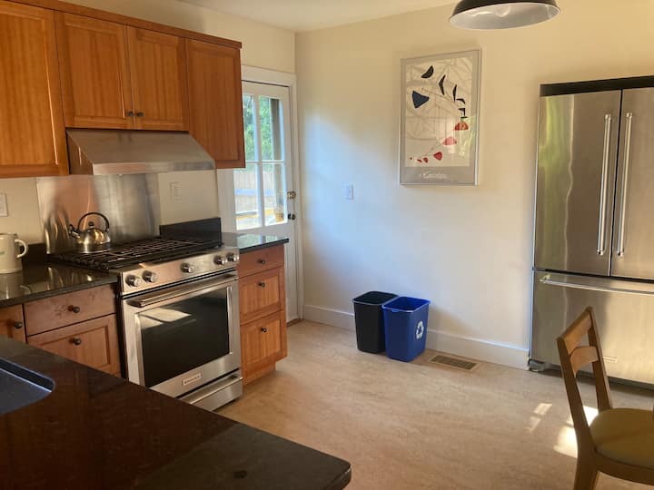 Sunny & Comfortable Downtown Burlington 2 Bedroom - Burlington, VT