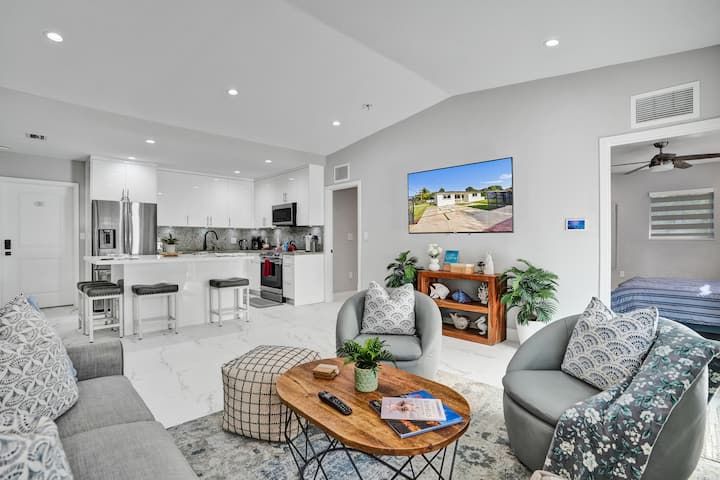 Spacious 4br Home | 7 Minutes To Hard Rock Stadium - North Miami, FL