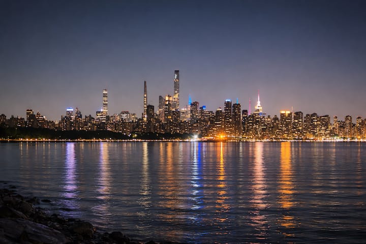 Stylish Apartment | 20 Min To Nyc - Edgewater, NJ