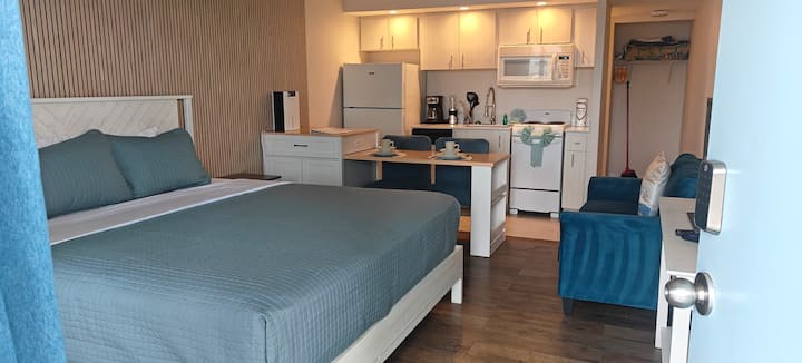 #208 Efficiency King With Full Kitchen - Daytona Beach, FL