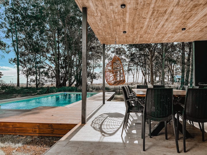 Casa De 6 Dormitorios En Barrio Costa Esmeralda - Argentina