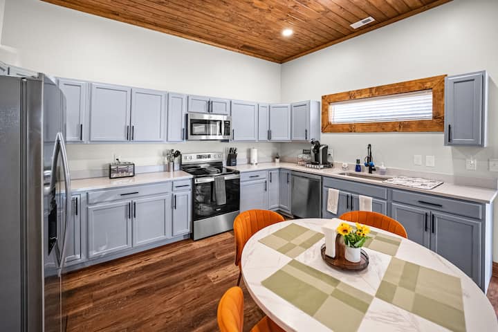 Triad 3br W/private Baths Near Downtown & Coliseum - Greensboro, NC