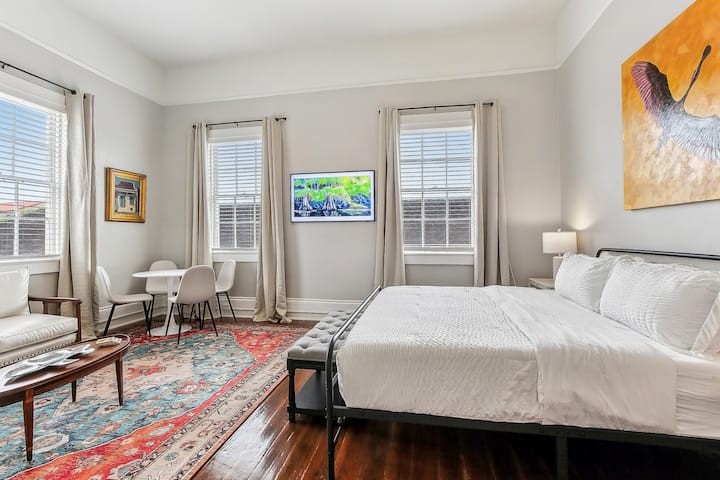 French Quarter Condo. King Bed With Queen Pullout. - United States