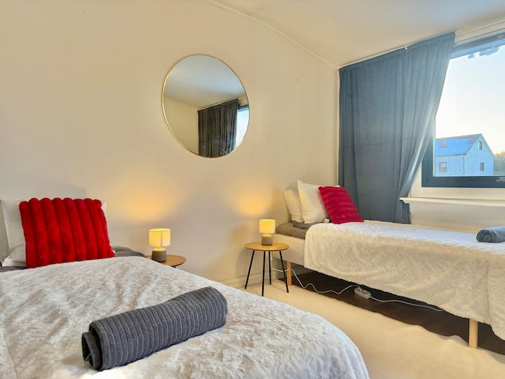 Workers House - 4 Br - 7 Beds - Near Volvo - Desks - Göteborg